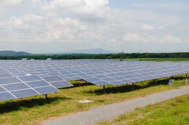 Los Paneles Solares En El Campo Foto de archivo - Imagen de ...