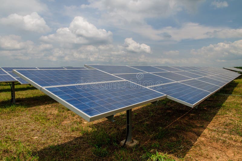 Los Paneles Solares En El Campo Imagen de archivo - Imagen de potencia ...