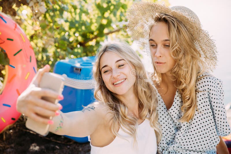 La Pareja De Jóvenes Lesbianas Se Prepara Para Un Viaje De Vacaciones