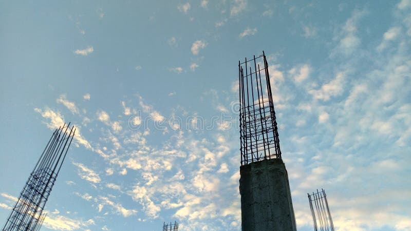 Los Pilares De Hierro Del Edificio Se Funden Con Las Nubes Imagen de archivo - Imagen de ...