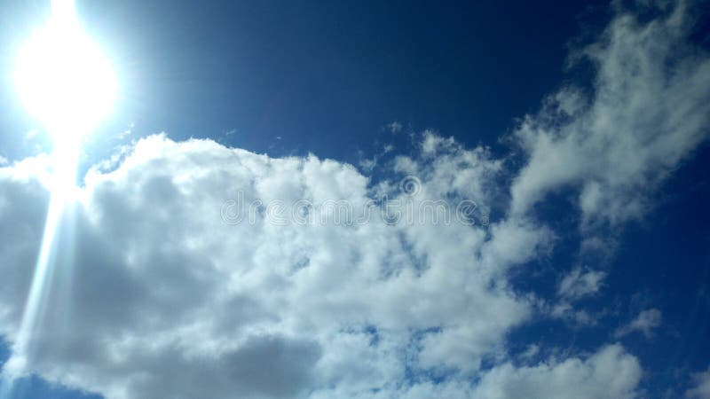Los Rayos De Sol Atraviesan Las Nubes Blancas Imagen de archivo ...