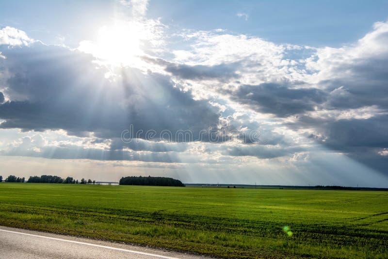 Los Rayos Del ` S Del Sol De Foto de archivo - Imagen de cubo, espacio ...
