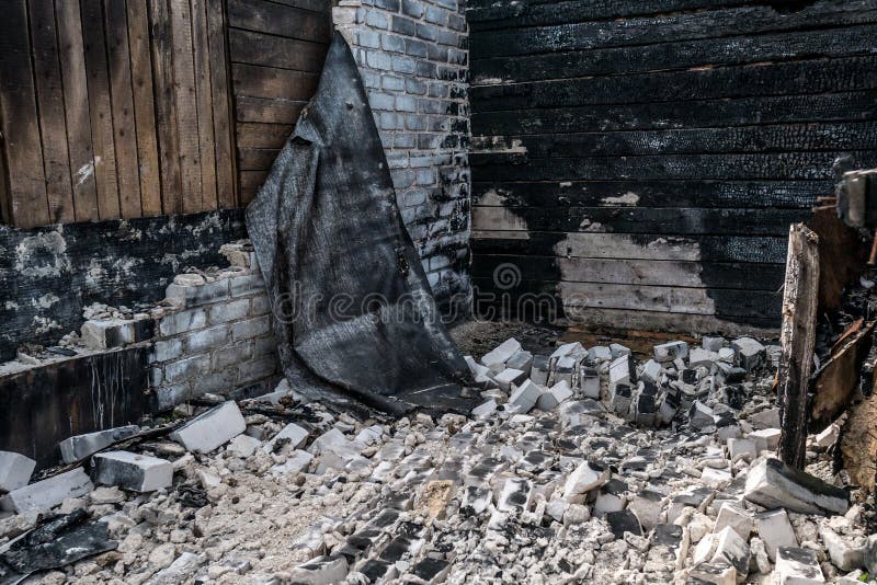Casa quemada foto de archivo. Imagen de cielo, nieve - 80038046
