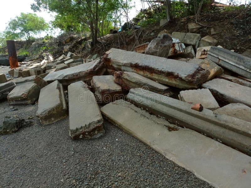 Los Restos De Un Edificio Roto a Orillas Del Mar Imagen de archivo ...