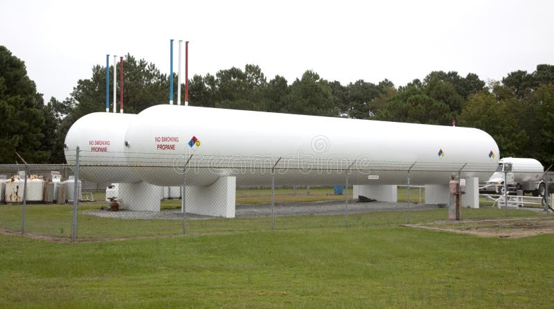 Depósito Industrial De Cisterna De Gas Propano Imagen de archivo ...