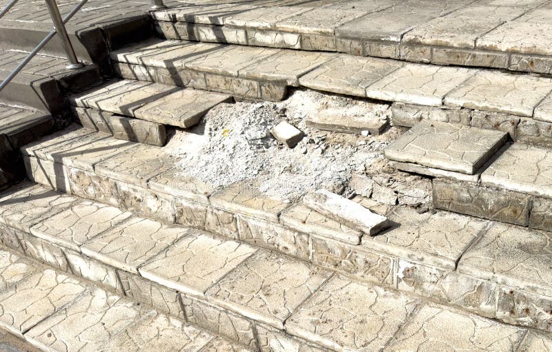 Losas De Pavimento Rotas En Los Escalones Imagen de archivo - Imagen de ...