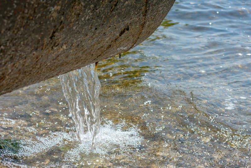 Lossing Van Giftig of Vervuild Water in Een Rivier of Een Meer Stock ...