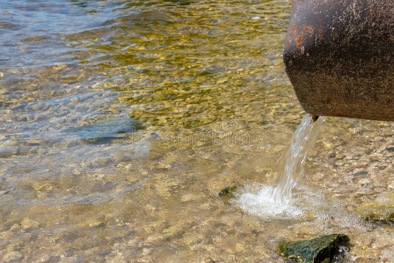 Lossing Van Giftig of Vervuild Water in Een Rivier of Een Meer Stock ...