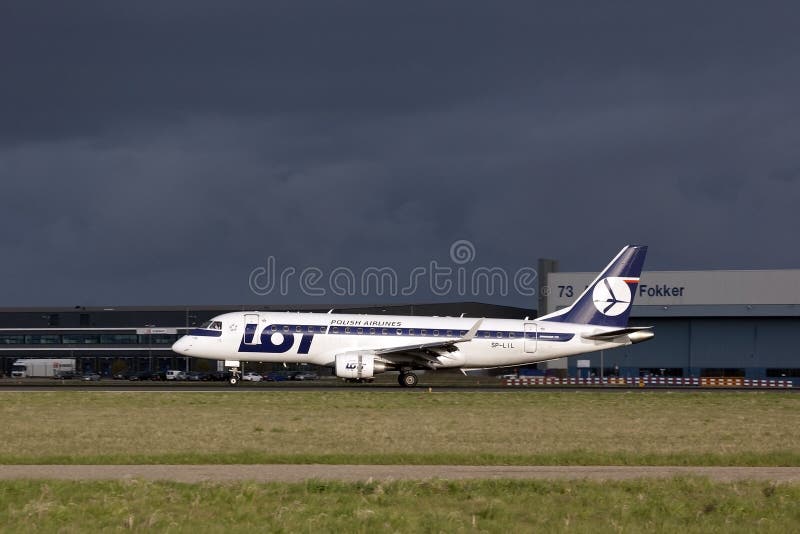 LOT embraer 175 landing editorial photography. Image of landing - 24316107