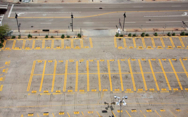 Lote De Estacionamento Ao Lado Da Rua Foto de Stock - Imagem de urbano ...