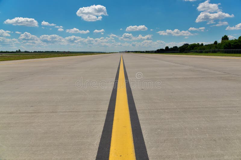 Lotniskowy pas startowy zdjęcie stock. Obraz złożonej z horyzont - 47038714