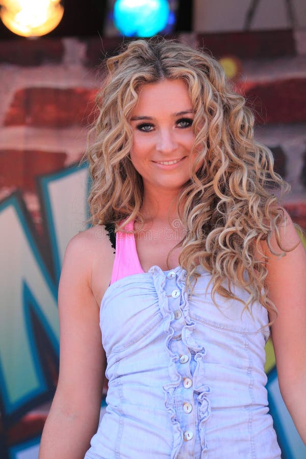 Lotte of Djumbo on stage editorial photo. Image of modern - 19354026