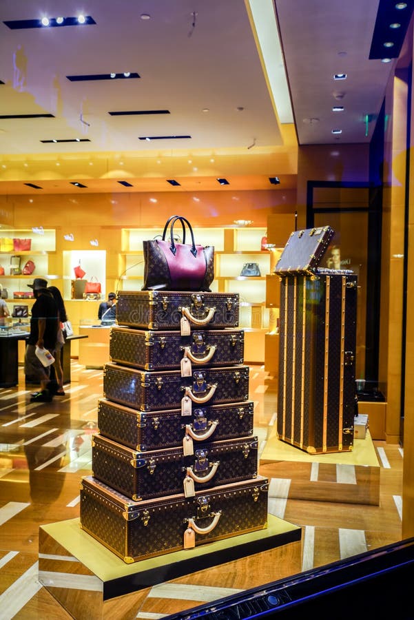 Louis Vuitton Window Display Editorial Photography - Image of beauty ...