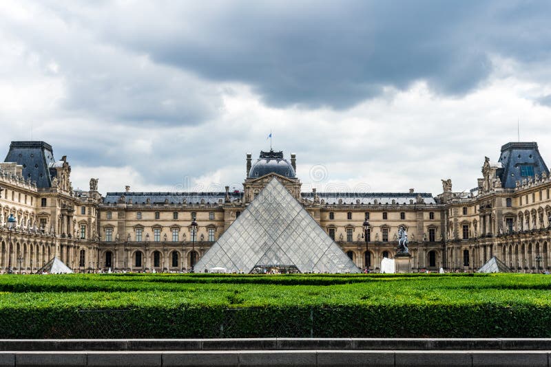 The Louvre Courtyard with the Pyramid Editorial Photo - Image of louvre ...