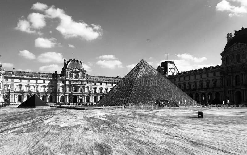 Empty Paris editorial stock image. Image of louvrepyramid - 176128404