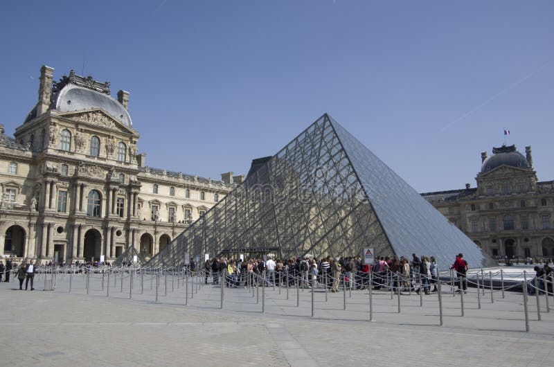 The Louvre Museum editorial photo. Image of palace, museum - 91156381