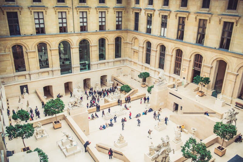 Louvre Museum interior editorial image. Image of hall - 61319735