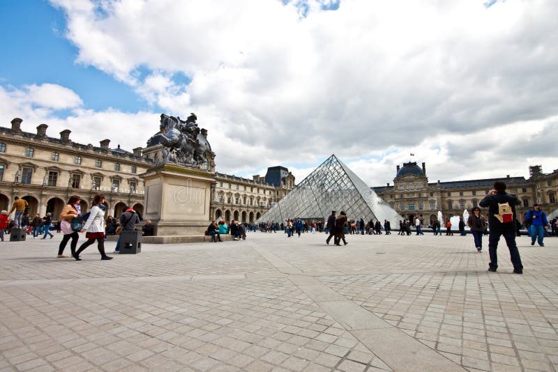 Louvre Museum in Sunny Day 1 Editorial Photography - Image of crowd ...