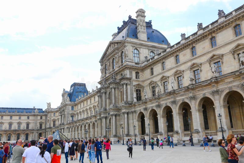 Louvre museum editorial stock image. Image of building - 44359349