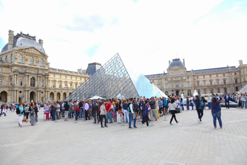 Louvre museum editorial photography. Image of europe - 44359462