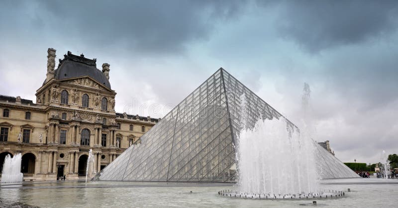 Louvre - Parijs redactionele afbeelding. Image of populair - 24833905