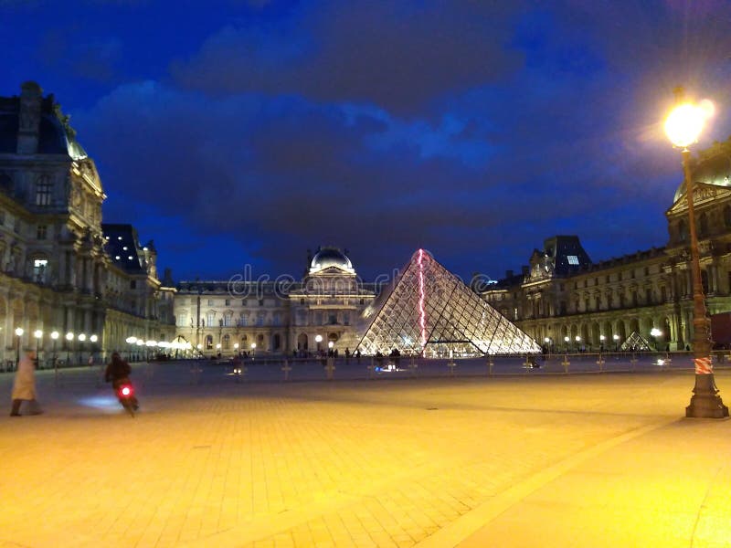 Louvre editorial stock image. Image of night, light, louvre - 95861189