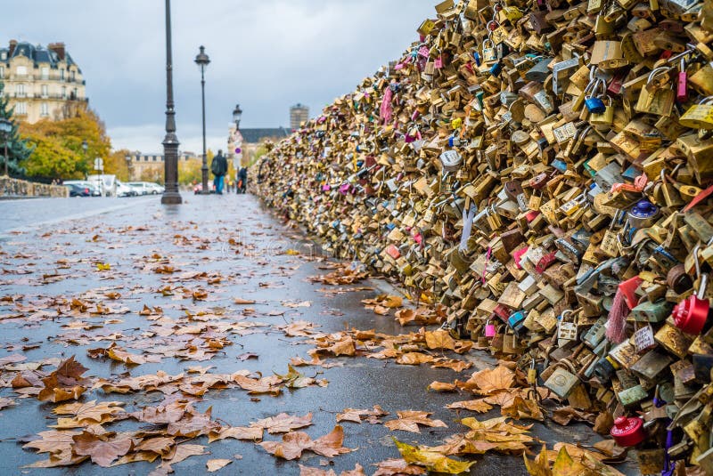 Love locks in Paris editorial photography. Image of nature - 108762697