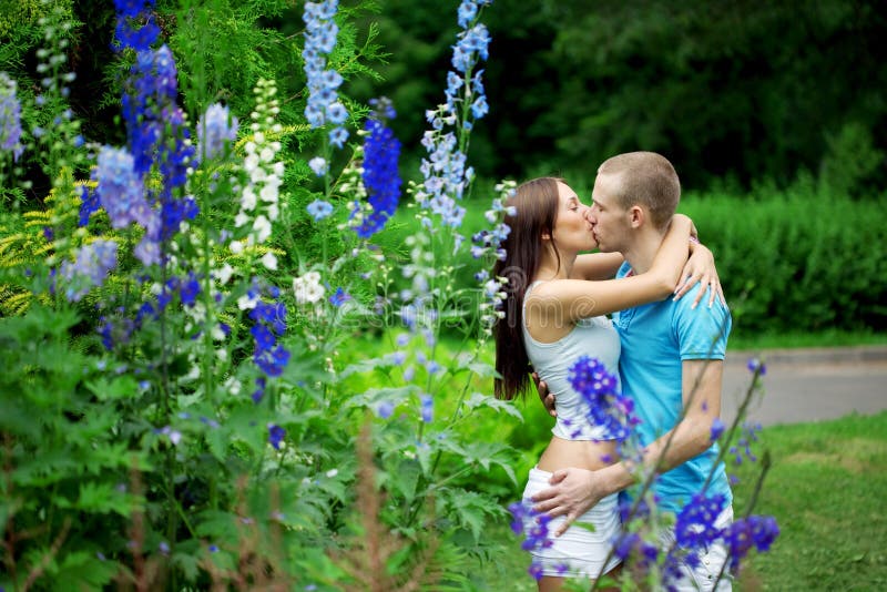 Lovers in the Park on a Date Stock Image - Image of hands, date: 19112185