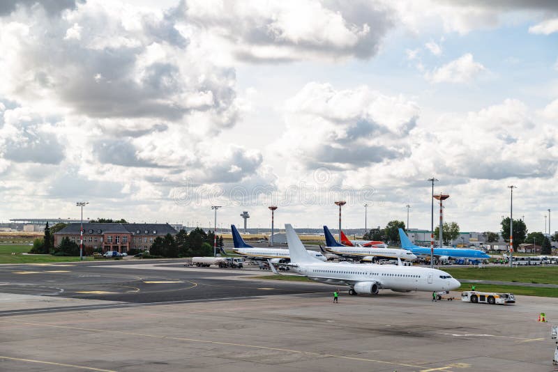 Planes Queue on hot runway editorial stock image. Image of heat - 64899359