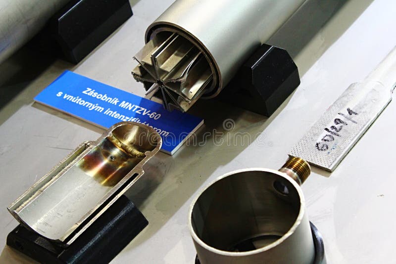 Low-pressure Hydrogen Storage Container with Internal Intensifier ...