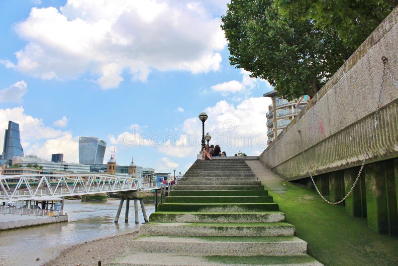 Low tide in the Thames editorial photo. Image of tourist - 59287616