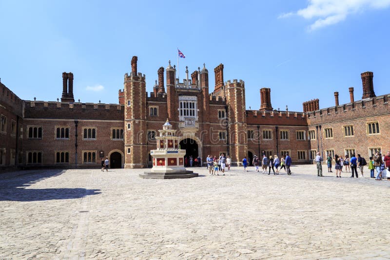 The Lower Courtyard of Hampton Court Palace, UK Editorial Photo - Image ...