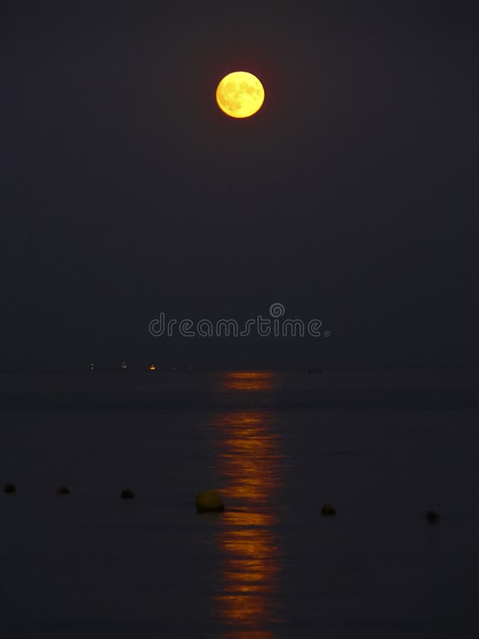 Lua Amarela Cheia Sobre O Mar Imagem de Stock - Imagem de bonito, noite ...