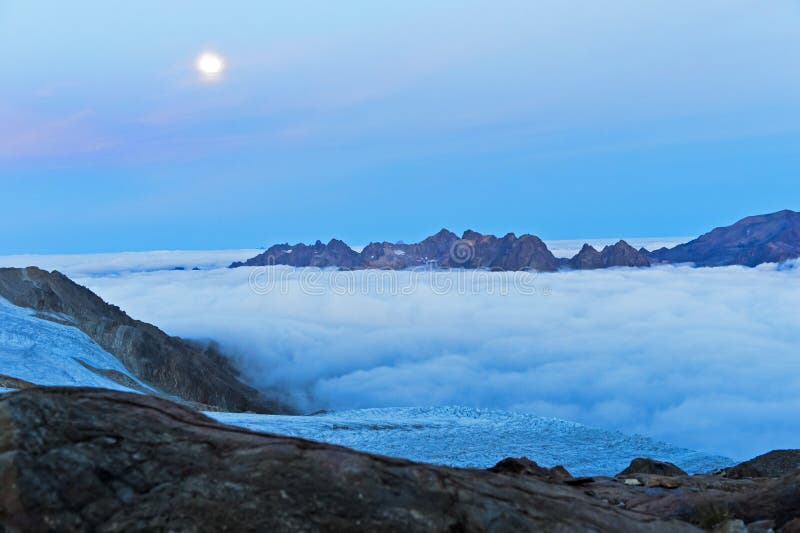 Lua Cheia Acima Do Mar Da Névoa Sobre O Vale De Chamonix Foto de Stock ...