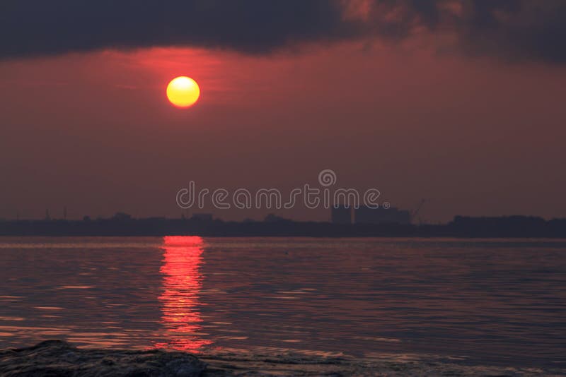 Lua Cheia Bonita Na Ilha De Labuan Imagem de Stock - Imagem de feliz ...