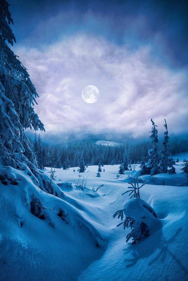 Lua Cheia Brilhante Acima Do Vale Da Montanha Foto de Stock - Imagem de ...