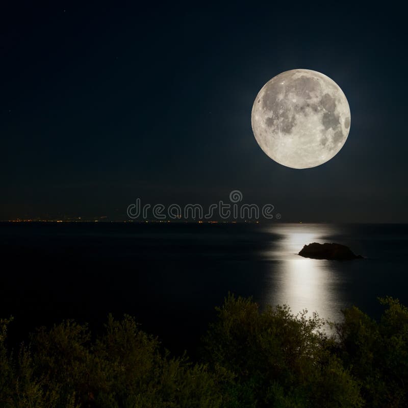 Lua Cheia E Luar No Mar Da Noite Imagem de Stock - Imagem de ...