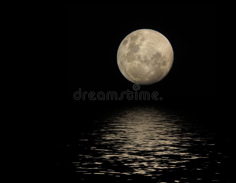 Lua Cheia Refletida Na água Imagem de Stock - Imagem de universo ...