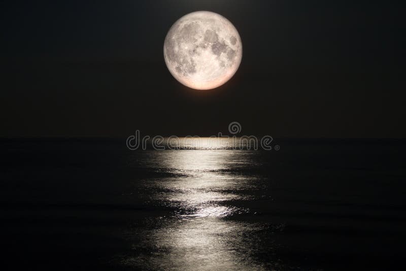 Lua Cheia Que Aumenta Sobre O Mar Na Noite Com Espaço Da Cópia Lua ...