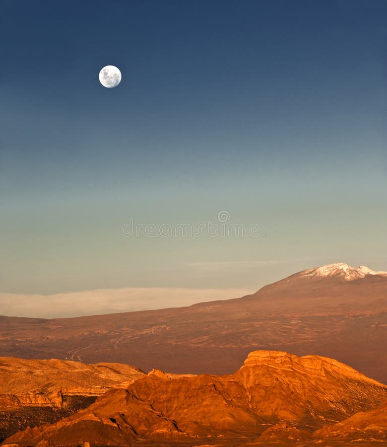 Lua Cheia No Vale Da Lua, Atacama, O Chile Imagem de Stock - Imagem de ...