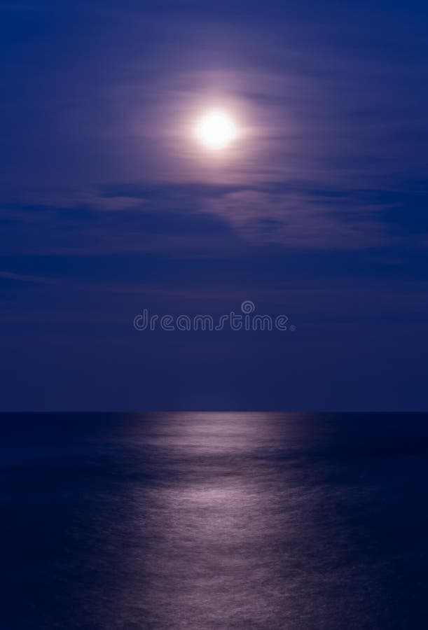 Lua cheia sobre o oceano foto de stock. Imagem de morno - 185310338