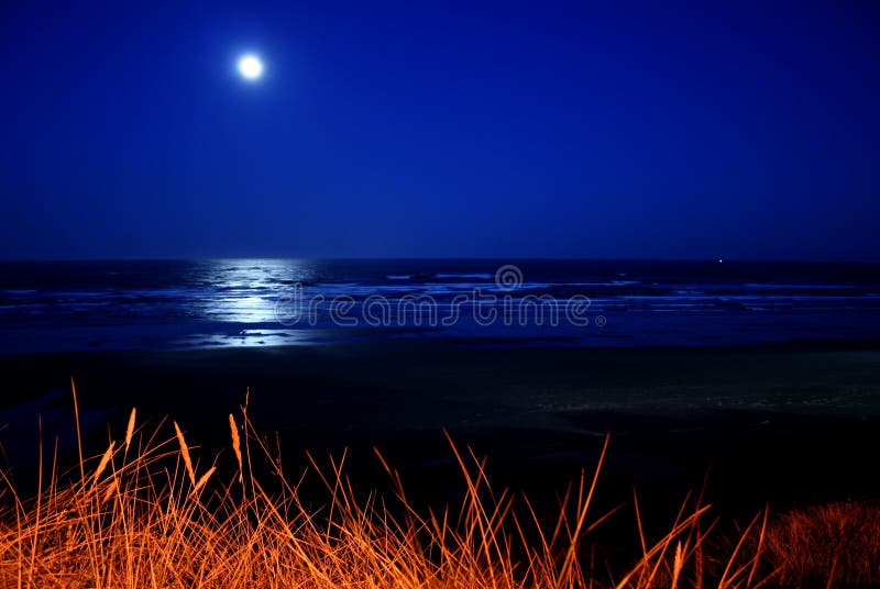 Lua Cheia Sobre a Praia De Newport Imagem de Stock - Imagem de azul ...