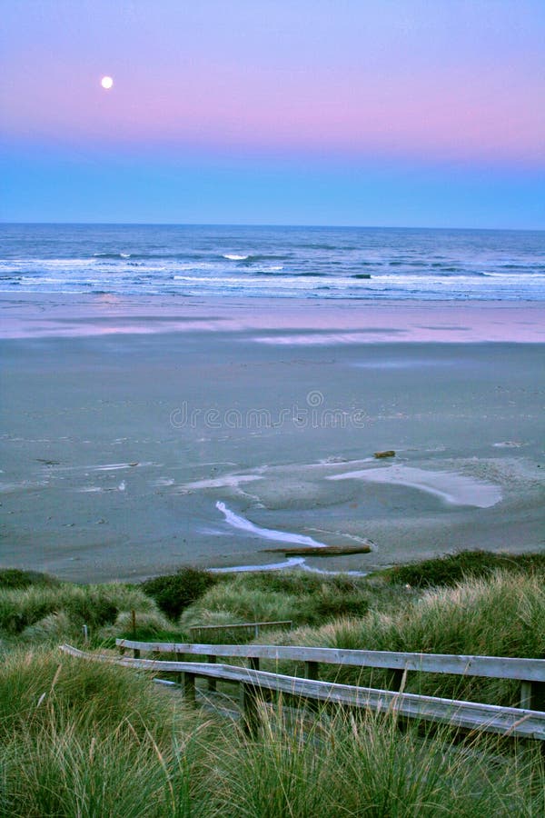 Lua Cheia Sobre a Praia De Newport Imagem de Stock - Imagem de oceano ...