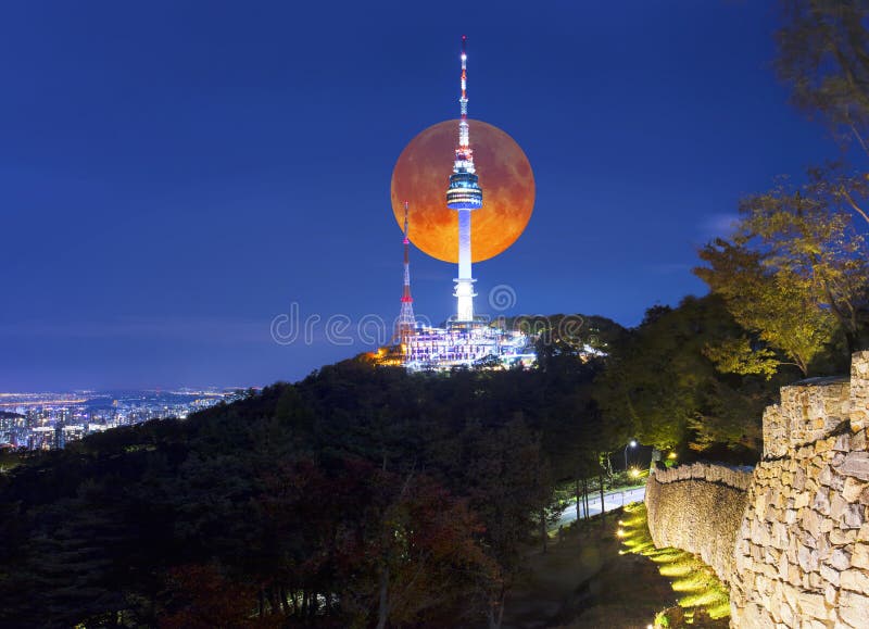 Lua Cheia Super Com a Torre De Seoul Em Seoul, Coreia Do Sul Imagem de ...