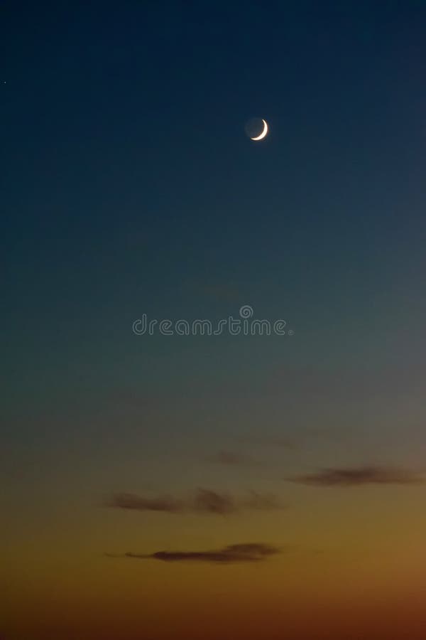 Lua Crescente Após O Por Do Sol Alaranjado Imagem de Stock - Imagem de ...