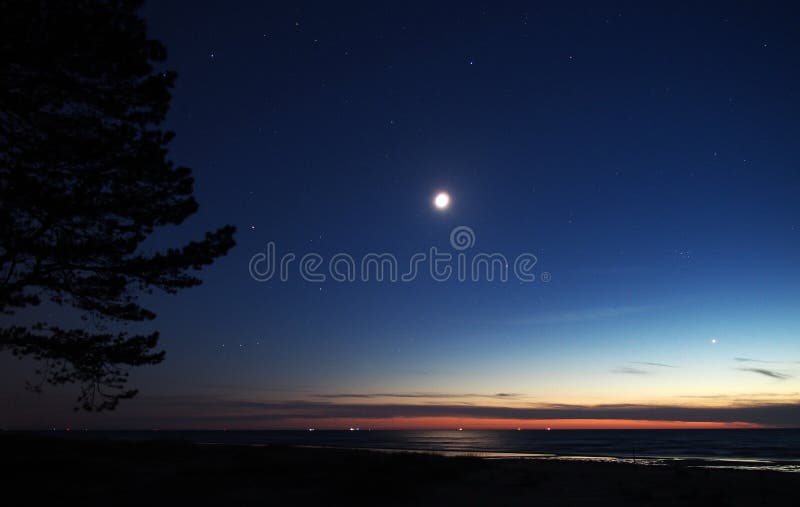 Lua E Vênus Observando Após O Por Do Sol Imagem de Stock - Imagem de ...