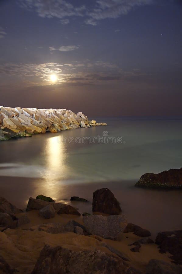 Lua na praia imagem de stock. Imagem de outono, noite, areia - 993769