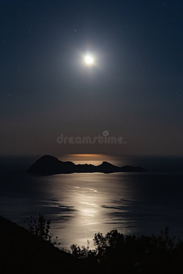 Lua No Mar Perus — Rochas Insulares Imagem de Stock - Imagem de praia ...