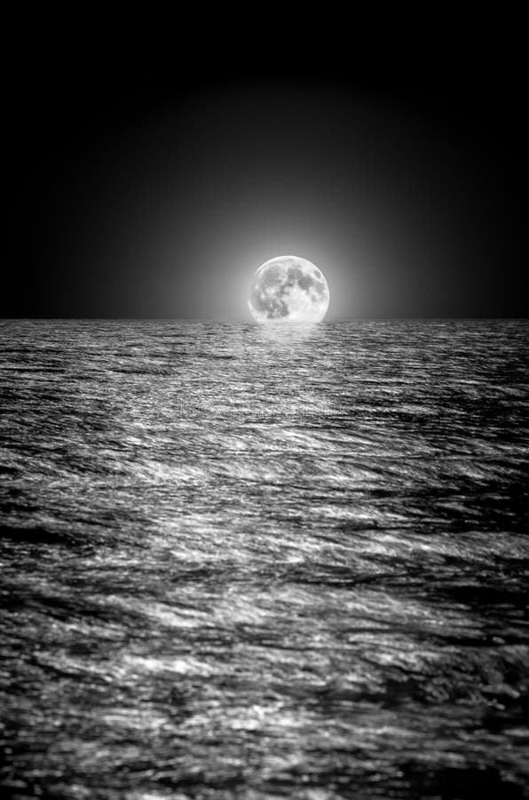 Lua Grande Sobre O Mar Na Noite Luar Nas Ondas, Horizonte Exposição ...