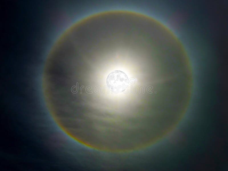 A Lua Super E O Arco-íris Soam Ao Redor No Céu Escuro Imagem de Stock - Imagem de vermelho ...